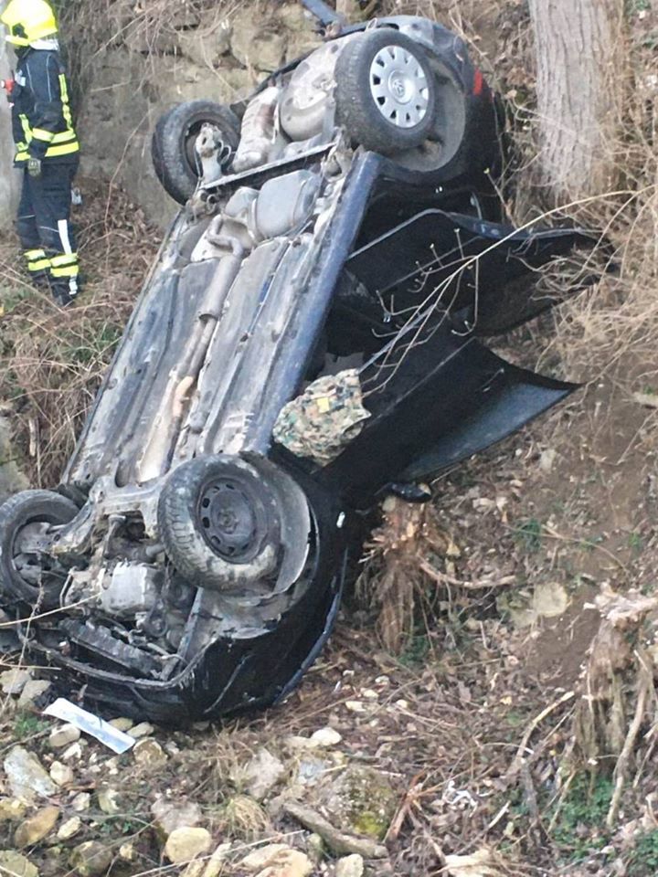 Nesreća u Banjaluci: Auto završio na krovu! (FOTO)