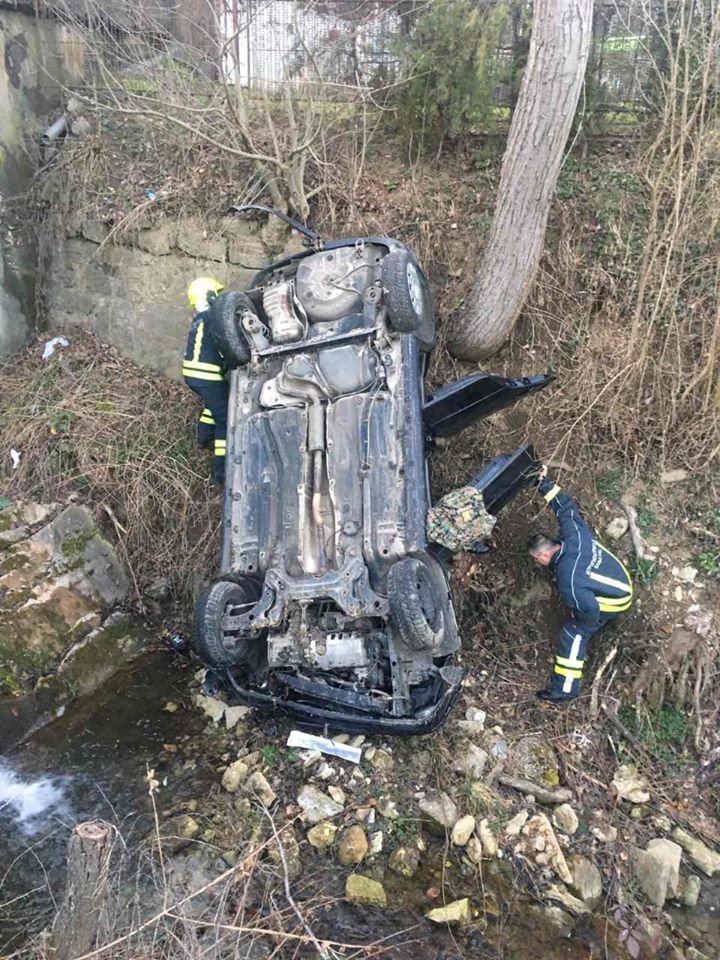 Nesreća u Banjaluci: Auto završio na krovu! (FOTO)