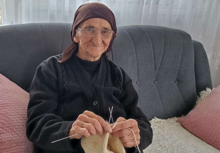 Baka Anđa (90) iz Gradiške plete priglavke za Novaka Đokovića