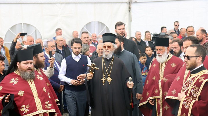 Vladika Jefrem osveštao temelje hrama, jedan od kumova i Dodik sa suprugom