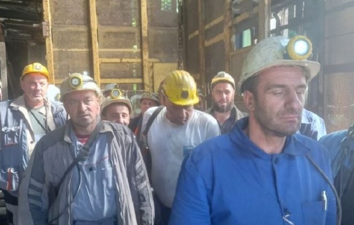 Zenički rudari izašli iz jame, na potezu "Elektroprivreda BiH"