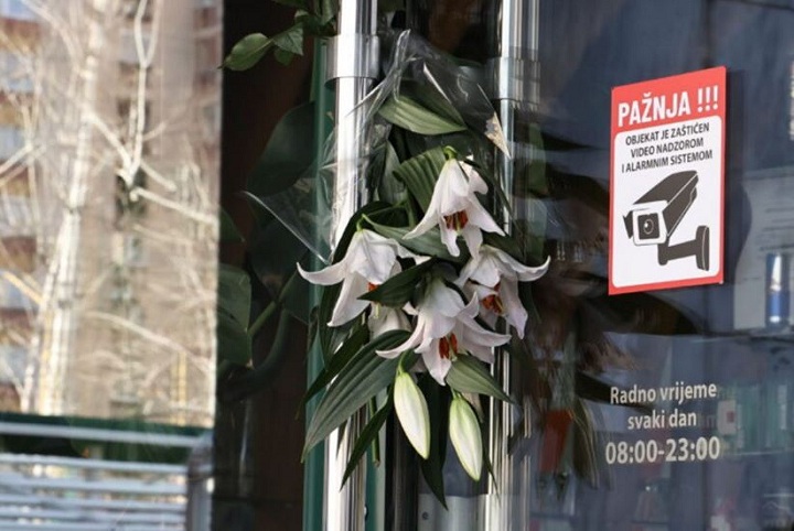 Građani ostavljaju cvijeće i pale svijeće ispred kafića ubijene Amre ...