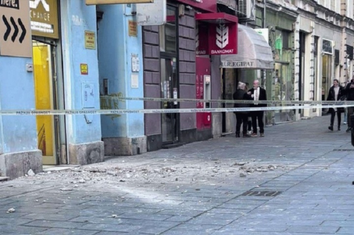 Pao dio fasade sa zgrade u centru Sarajeva