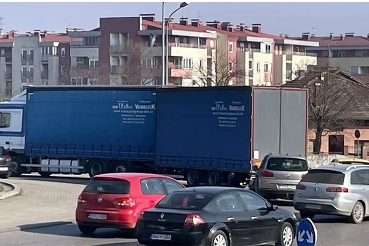 Banjaluka: Sudar kamiona i auta u kružnom toku izazvao gužvu (FOTO)