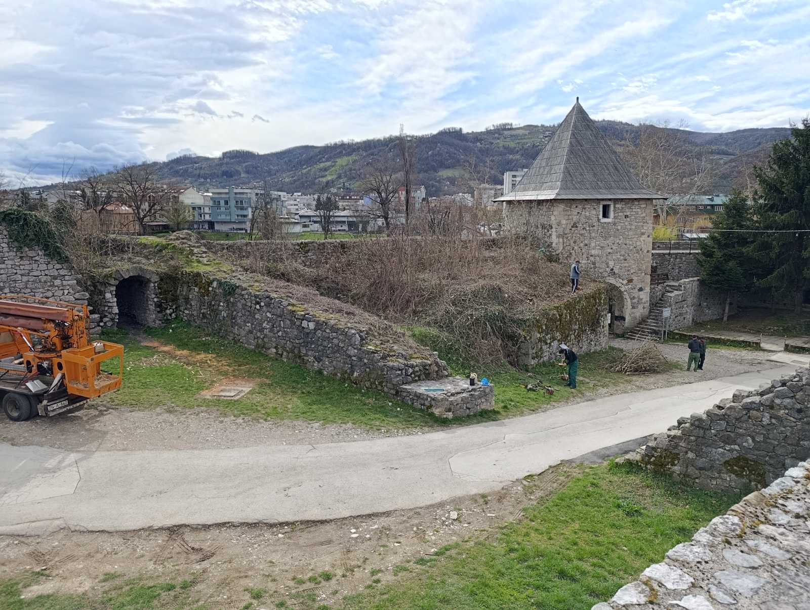 „Čisto lice grada“: Počelo detaljno čišćenje prostora tvrđave Kastel u ...